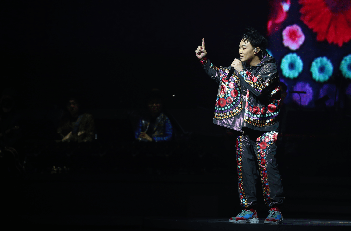 Eason陈奕迅第15场演唱会再掀热浪，安可后歌迷依然不舍离场 - 360娱乐，你开心就好