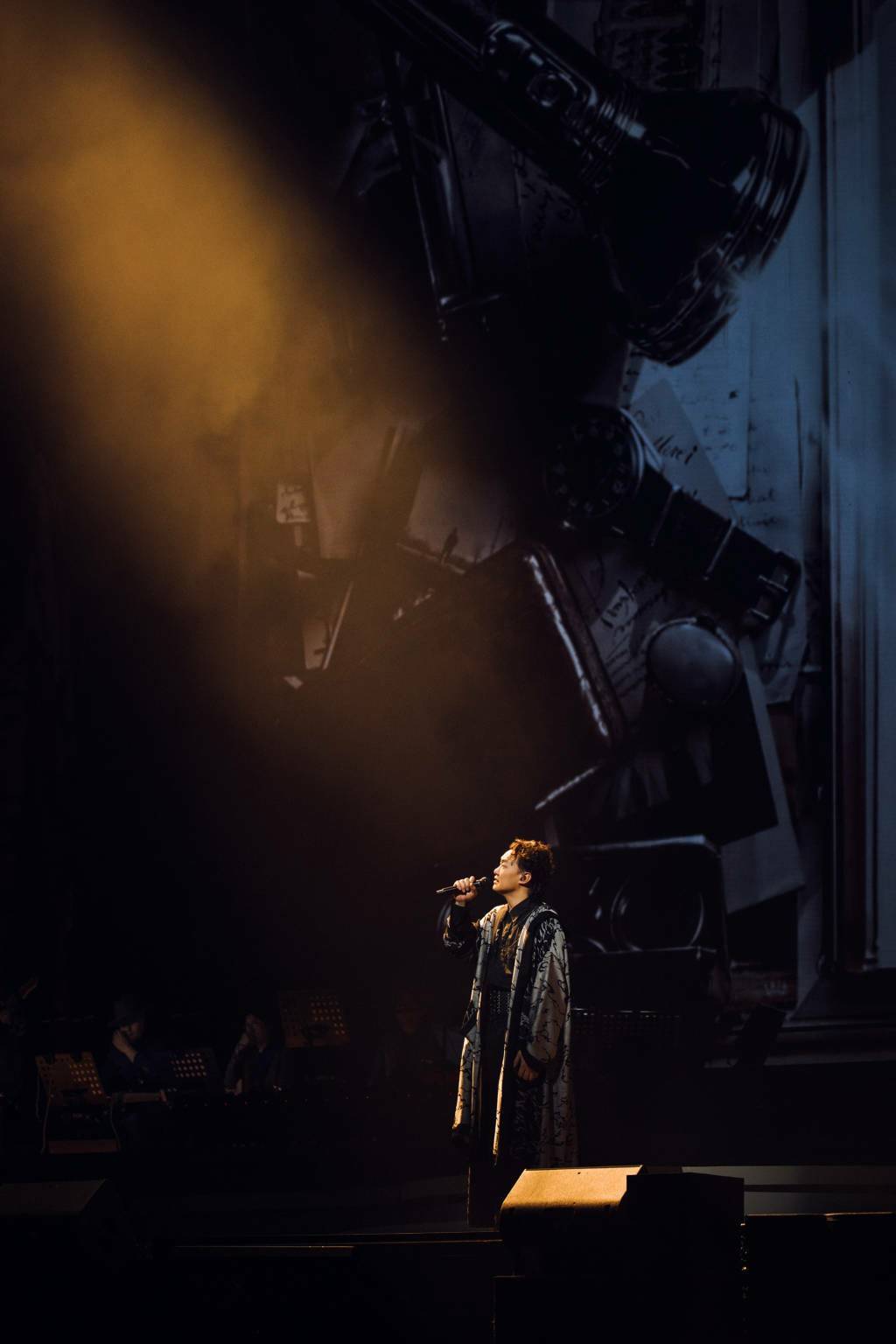 陈奕迅新歌《空城记》MV花絮首曝光 Eason演唱会畅聊幕后故事 - 360娱乐，你开心就好