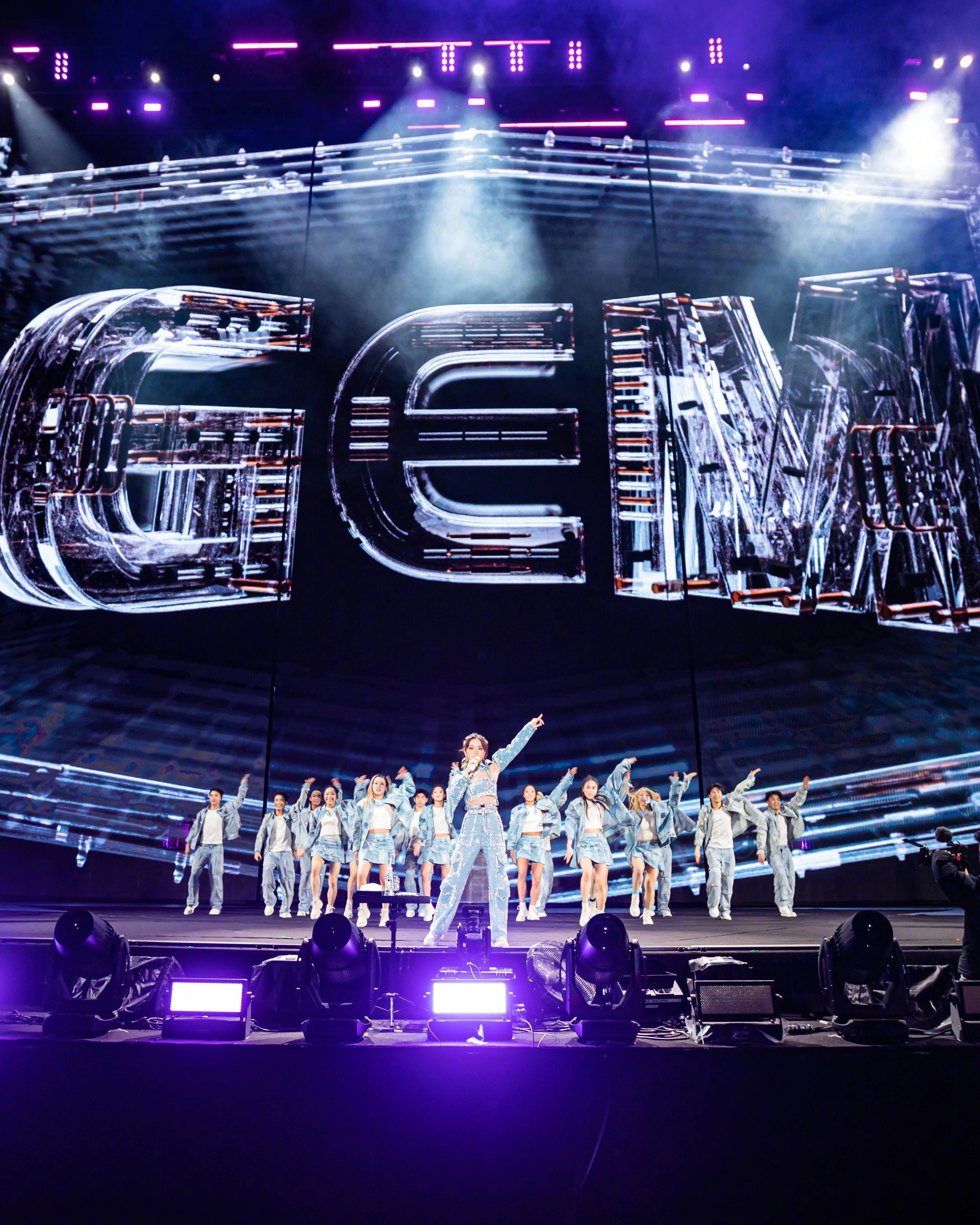 G.E.M.邓紫棋巡演首站广州 连唱三天体育场创纪录 - 360娱乐，你开心就好