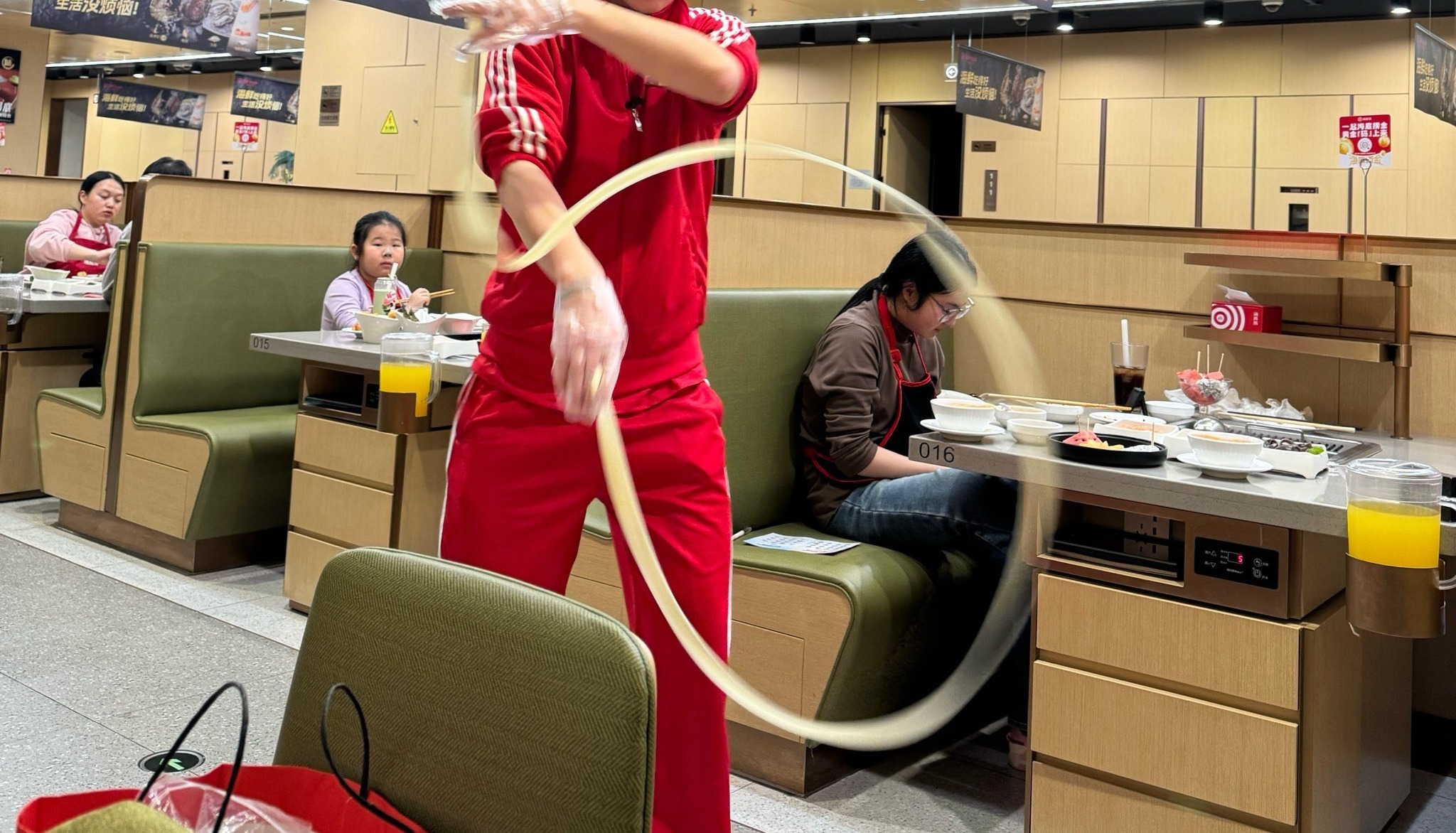 海底捞面多次甩地上