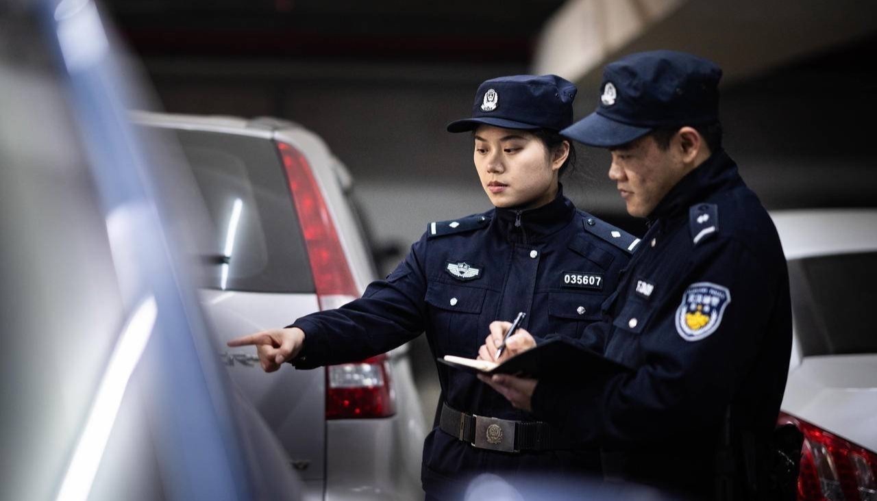 女刑警空手锁喉壮汉